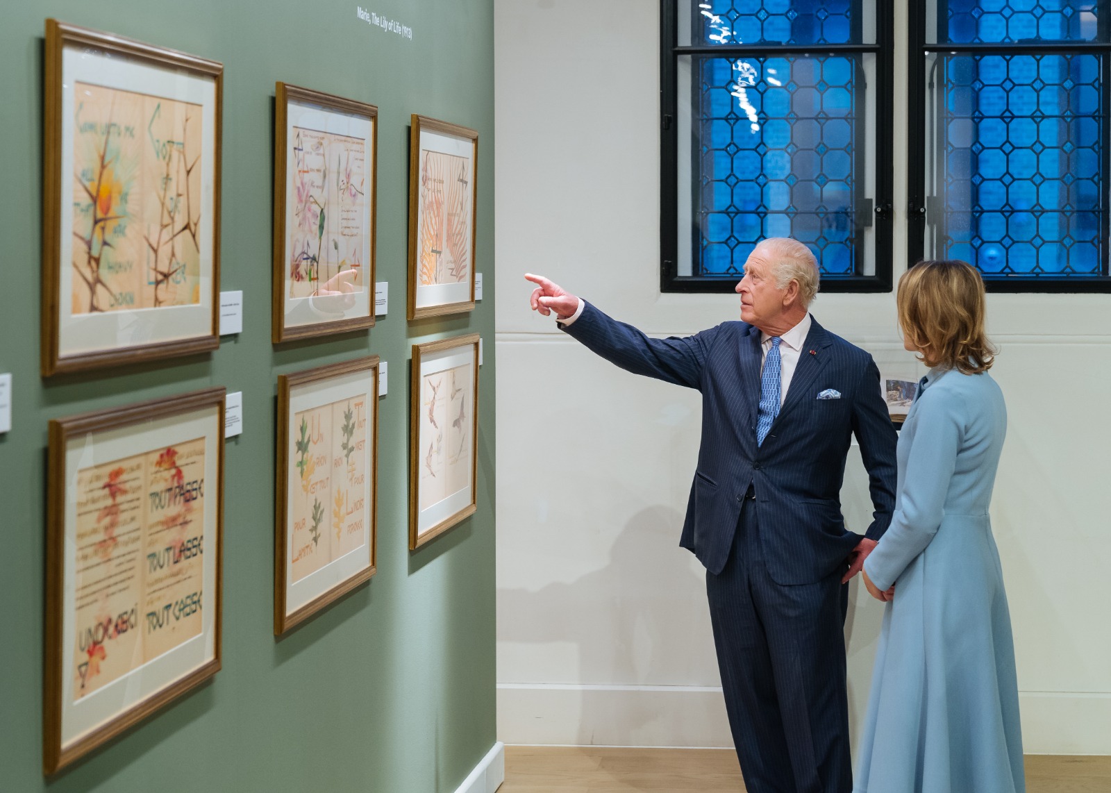 Majestatea Sa Regele Charles al III-lea a vizitat expoziția ICR “Marie ...
